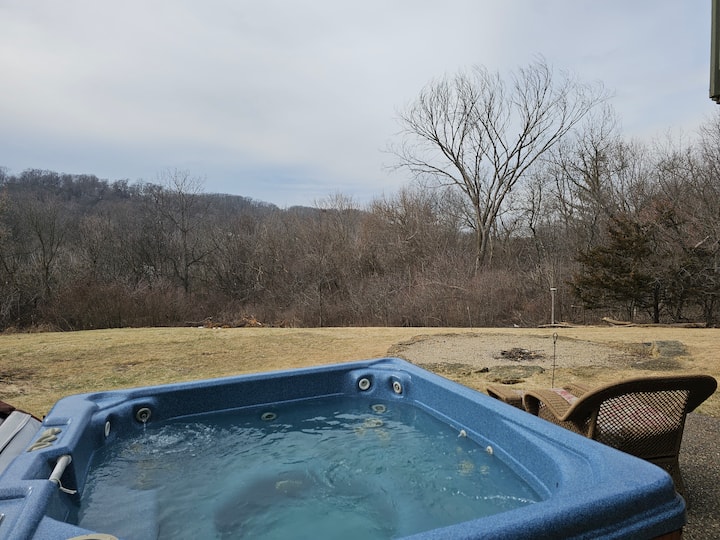Expansive 5 Bedroom Home - Hot Tub & Amazing Views - Galena, IL