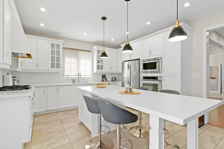 Spacious & Family-friendly ~ 3br, 3.5wr ~ Brampton - Brampton