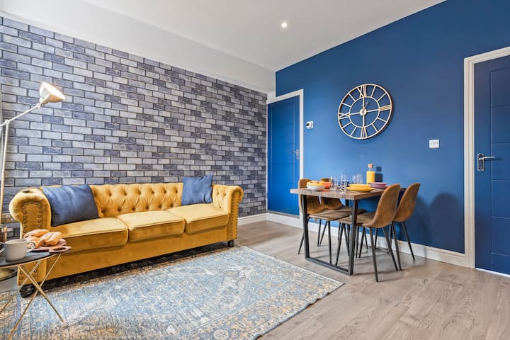 4 Beds | 3 Bath(2-ensuites)| Free Parking | 75mbps - Stoke-on-Trent