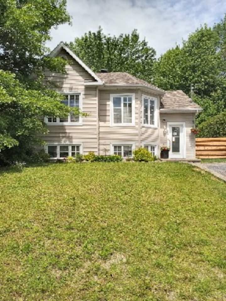 Maison Entière Avec Spa Mai à Oct. Bien Située. - Sherbrooke