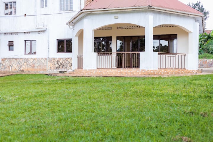 Spacious, Luxurious & Peaceful 3br, 3ba Near Dt - Uganda