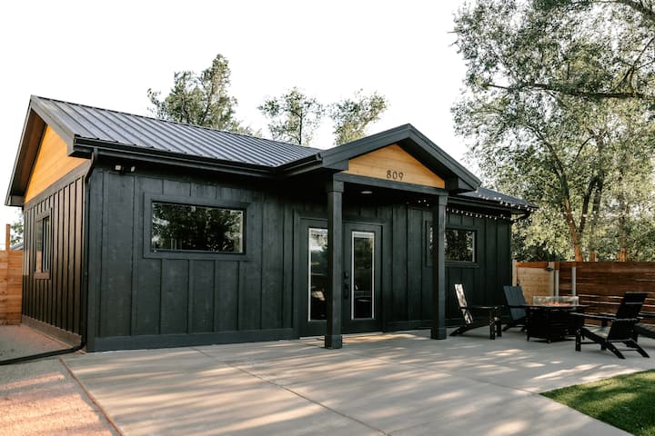 Casita Noir | King Bed | Fireplace | Fenced Yard - Colorado Springs, CO