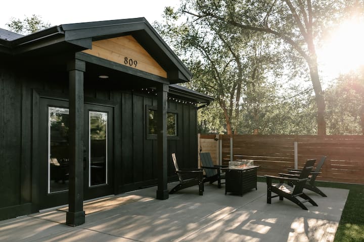 Casita Noir | King Bed | Fireplace | Private Patio - Colorado Springs, CO