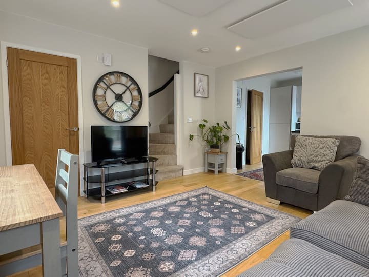 Modern 2-storey Apartment: Central, Quiet Location - Cornwall