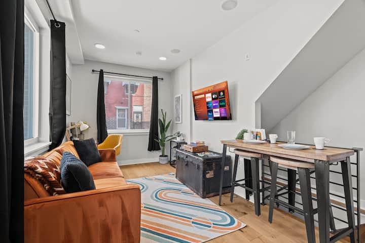 Stylish 2bd/2ba | Duplex W/ King Bed + Patio - Philadelphia County, PA