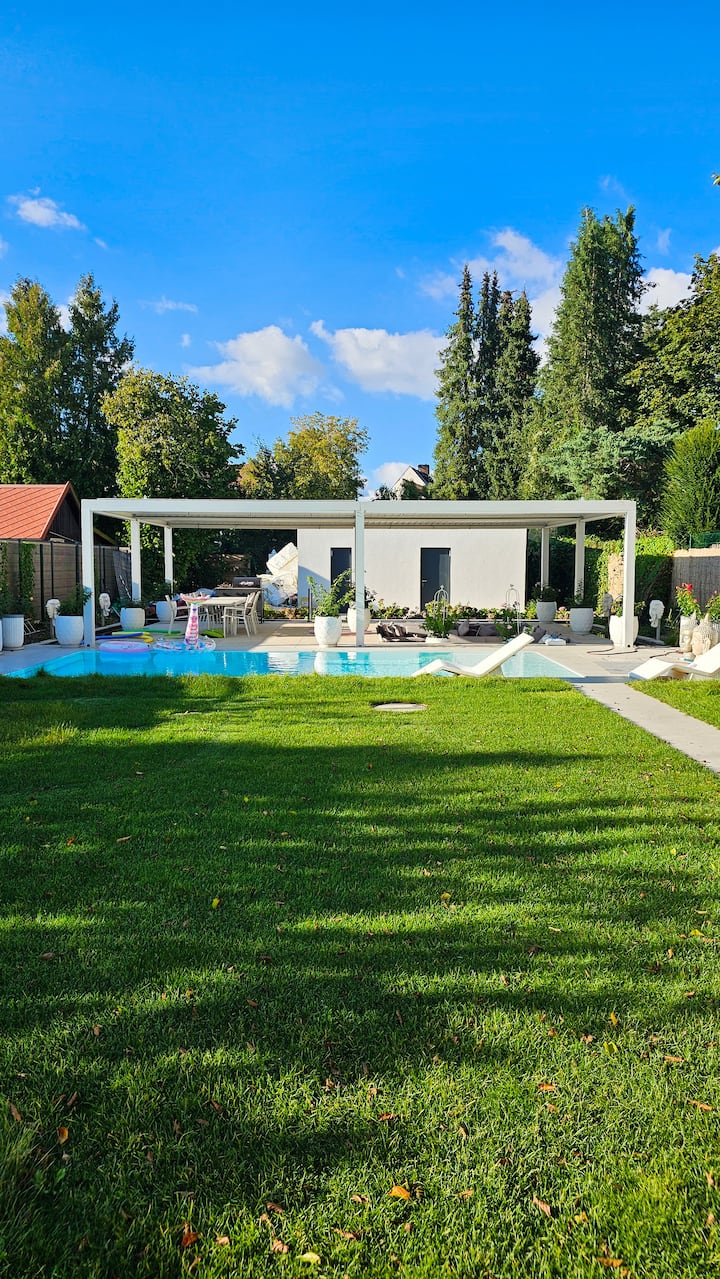 Luxurious Large Home + Pool + Garden + Koi Pond - Munich
