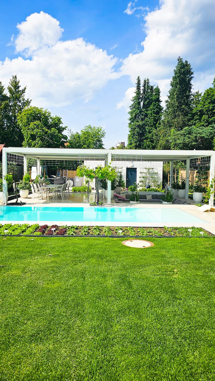Luxurious Large Home + Pool + Garden + Koi Pond - Munique