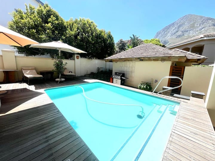 Roofers Nest On 10th Street Voelklip - Hermanus