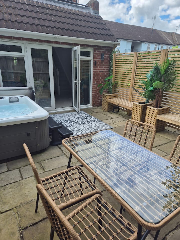 West Cheltenham Hot Tub - Cheltenham