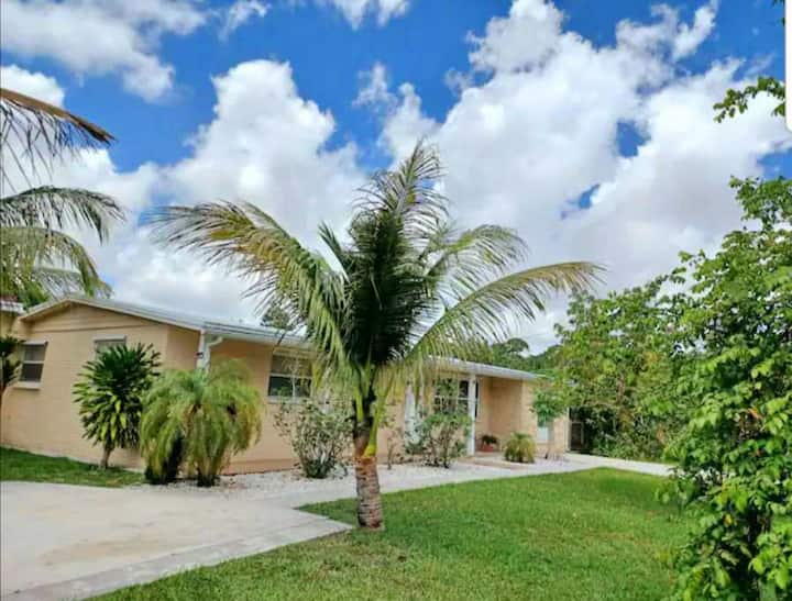 Tropical Vibes! Spacious 5bd/3ba, Bbq, Parking - Palm Springs, FL