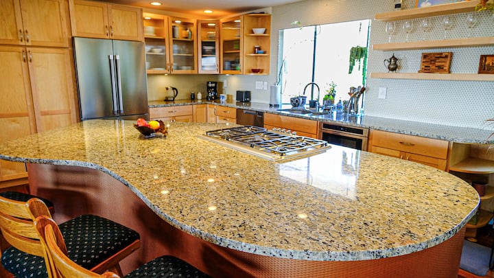 Beautiful Views, Amazing Space, Downtown + Trails! - Anchorage, AK