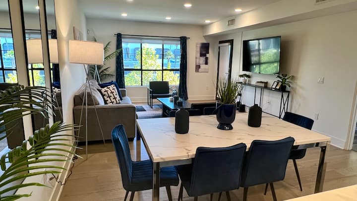 Sleek Westfield Mall Suite W/ Balcony & Parking - West Hollywood, CA