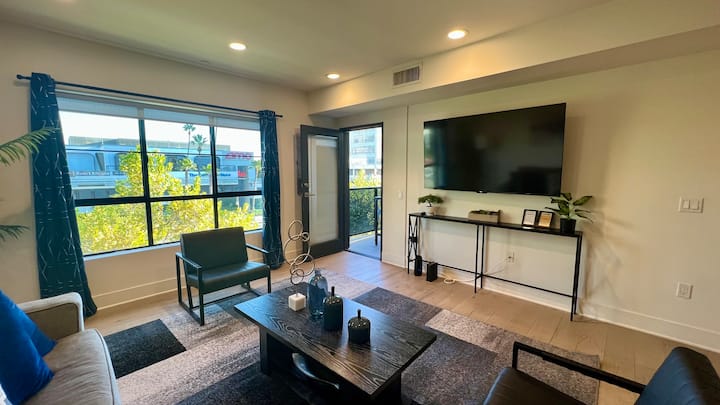 3 Br Steps Away From Century City Mall, Parking - West Hollywood, CA