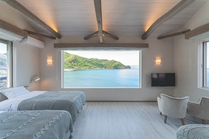 海直結！”2坪の海岸線”cove Kawanaシャビーシックなサウナ付伊豆のオーシャンフロントヴィラ - Kawana