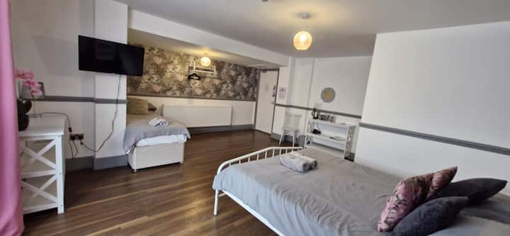 Lilyrose Hotel Whitby - Flamingo Room (Room 18) - ウィットビー