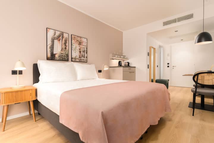 Limehome Vienna Favoritenstr | Queen Room +Balcony - Vienna
