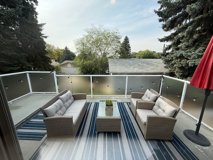 Renovated 8 Bedroom Home - Sleep 12 - Saskatchewan