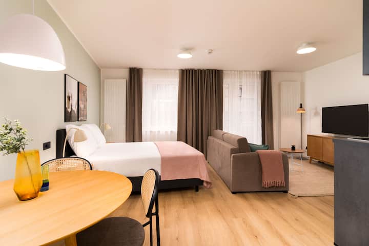 Vienna Favoritenstr | Suite + Sofa Bed & Balcony - Vienna