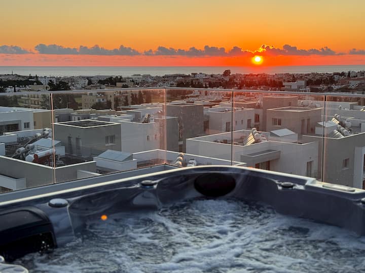 Rooftop Apartment With Jacuzzi - Paphos