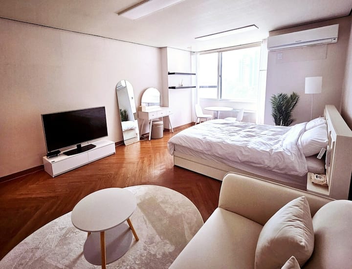 Hotel Whiteㅡ마포역 도보2분. 깨끗. 큰방.호텔분위기 - Seoul