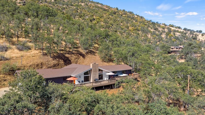 Luxury Hilltop Escape W/ Stunning Views - Three Rivers, CA