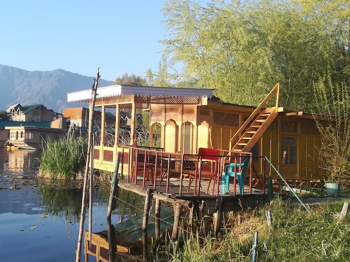 House Boat Makes It A Memorable Holiday - Srinagar