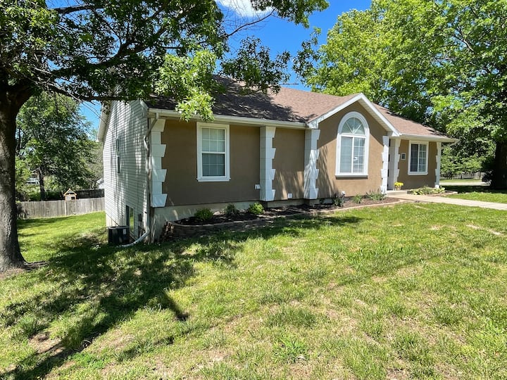 Furnished 3 Bedroom2 Bath Home Near University Mo - Columbia, MO
