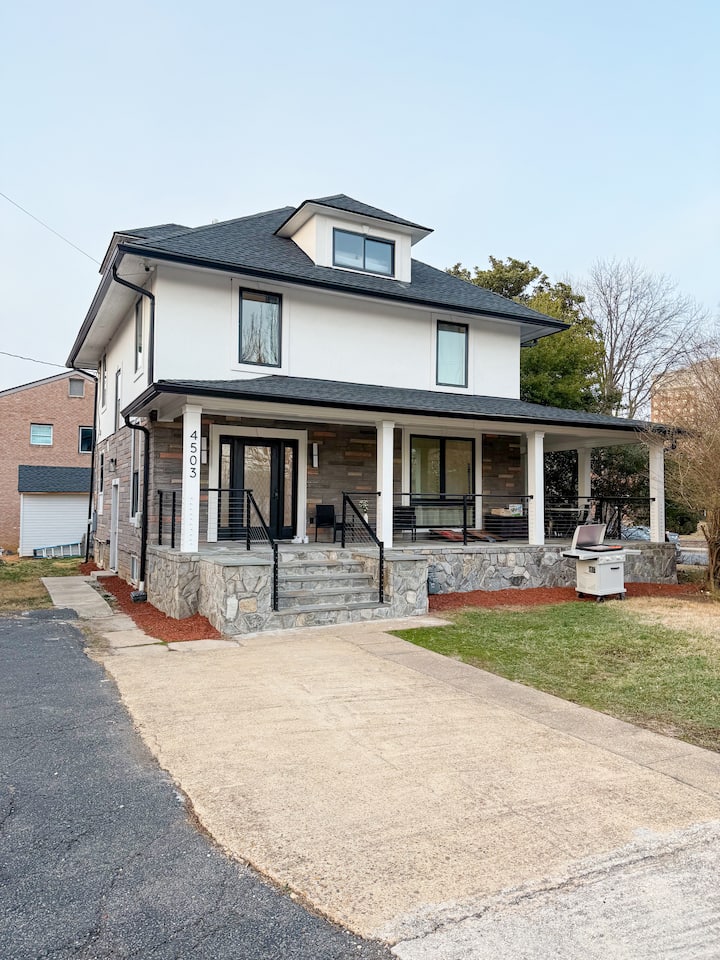 8 Min Walk To Ballston Metro - Arlington, VA