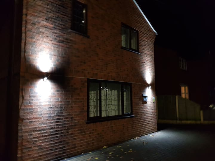 Small Double Bed Ewloe, Free Parking On Driveway - Mold