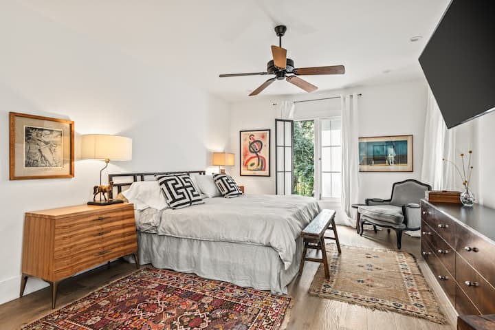 Prime Area | Spacious | Gated | King Beds | Yard - Los Angeles, CA