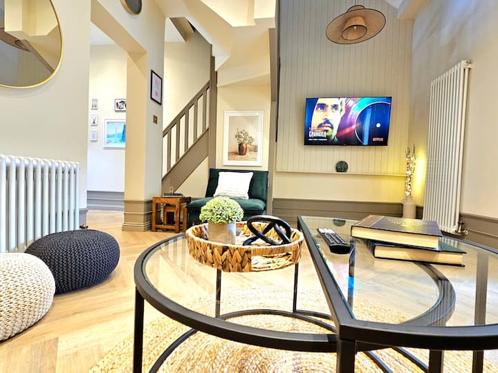 Modern Comfort & Free Parking: Your Urban Escape - Glasgow