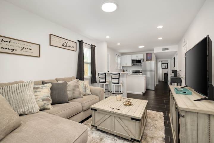 Uptown Condo Near St.jude With Gated Parking - Memphis, TN