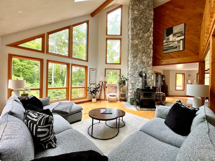 Birchwood Retreat: Spacious & Modern Forest Refuge - New Hampshire (State)