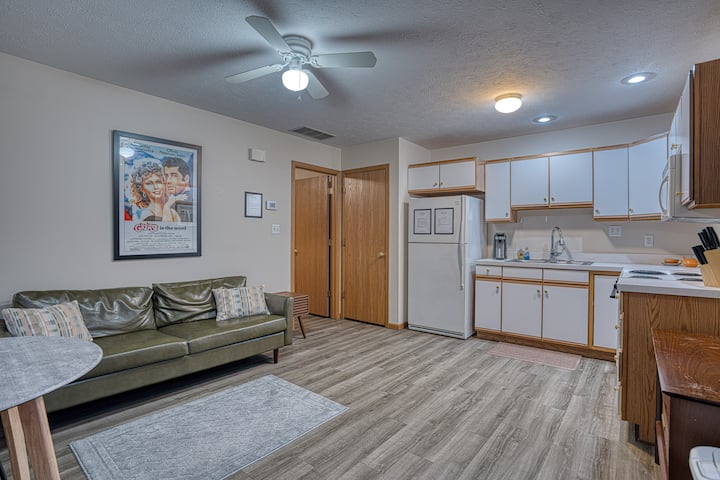 Retro Downtown Apartment | Walk To River & Coffee - Newburgh, IN