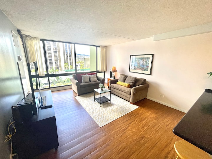 Large 1 Bedroom 3 Minutes To Beach + Free Parking - Honolulu, HI
