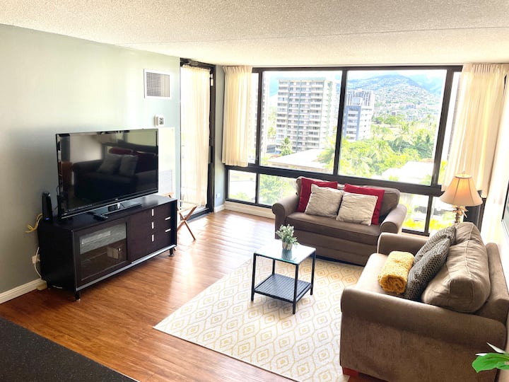 Large 1 Bedroom 3 Minutes To Beach + Free Parking - Waikiki Aquarium, Honolulu