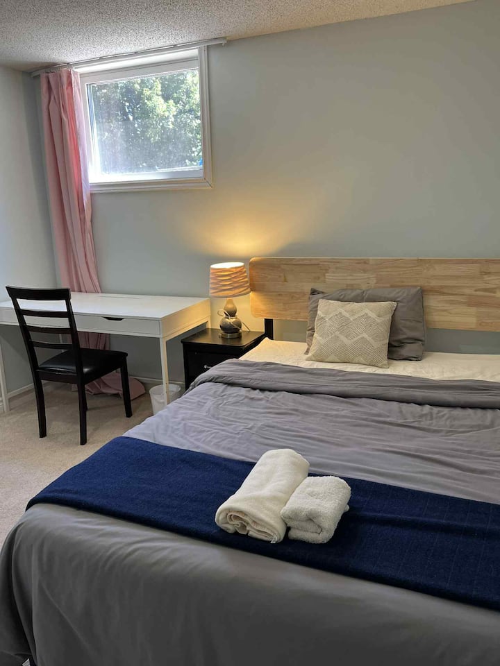 10 Mins To Conestoga -Big Room - Kitchener