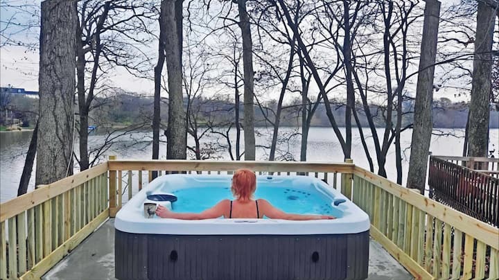 Fall Family Lake House!
Sleeps 12, 5 Brs, 4 Bas! - Danville, IL