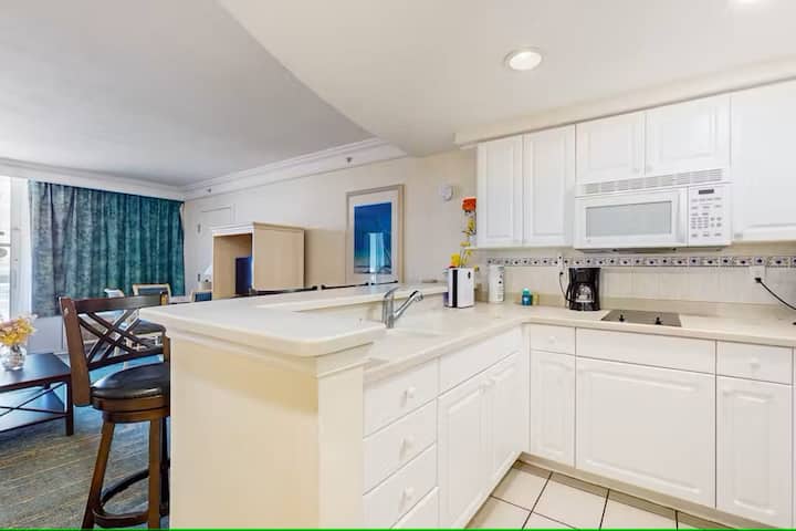 Oceanview Heated Pool 1br Condo W/private Balcony - Daytona Beach, FL