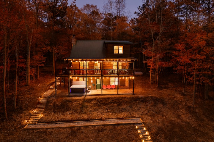 Golden Leaves Getaway|firepit|hottub|applepicking - Mineral Bluff, GA