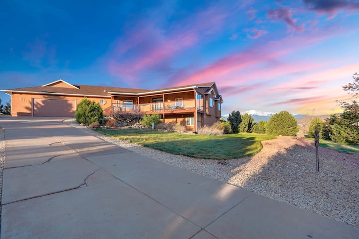 Mtn Views I Hot Tub I Central I Family Retreat I - Manitou Springs, CO