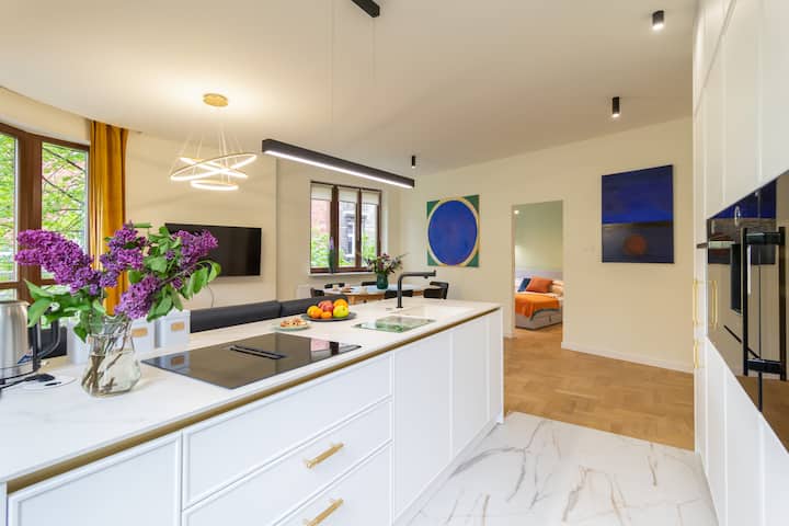 Golden Hour, 2 Bedroom Apt.+ Underground Parking - Krakow