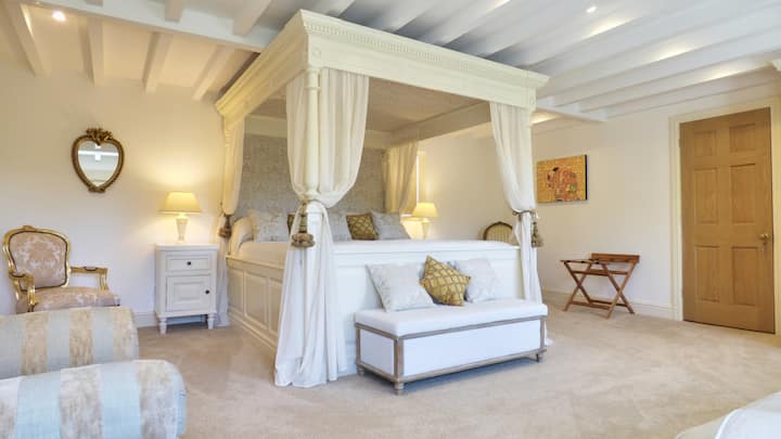 Spacious Country House Retreat With Heated Pool - Devizes