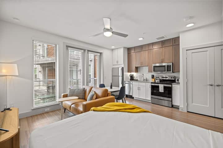 Studio Apartment Ada | Placemakr Downtown Austin - Austin, TX