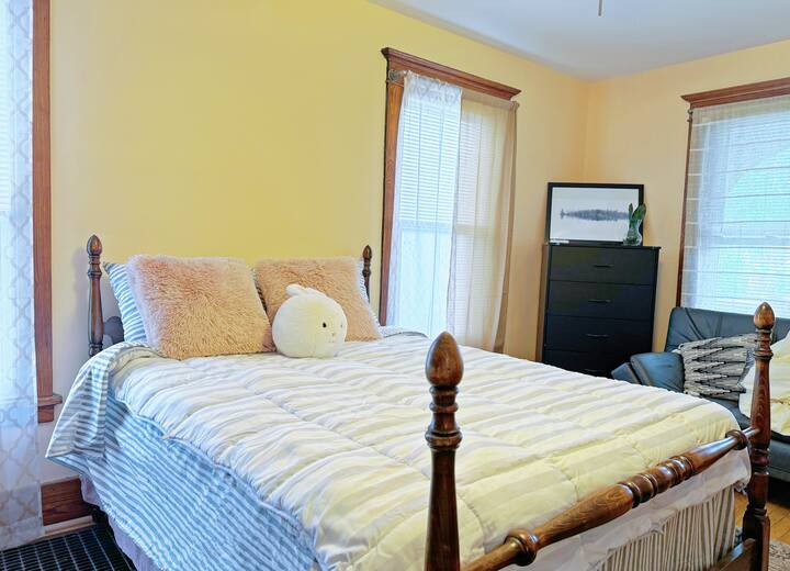 Private Bathroom Free Parking Brown Room - Ithaca, NY