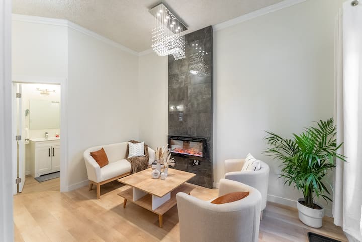 Modern & Cozy: 4bed 2bath Home (8 Guests Max.) - Winnipeg