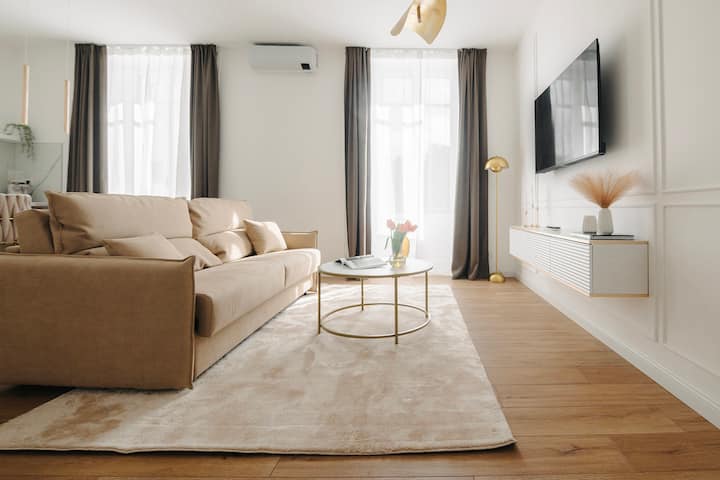 Elegant Apartment With Private Parking - Varese