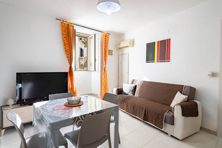 Dans Le Quartier Historique Typique De Sicile - Sciacca