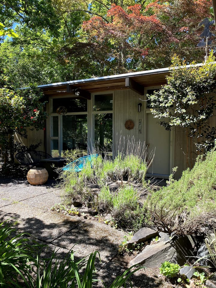 Mid-century Modern Oasis Near University Of Oregon - Eugene, OR