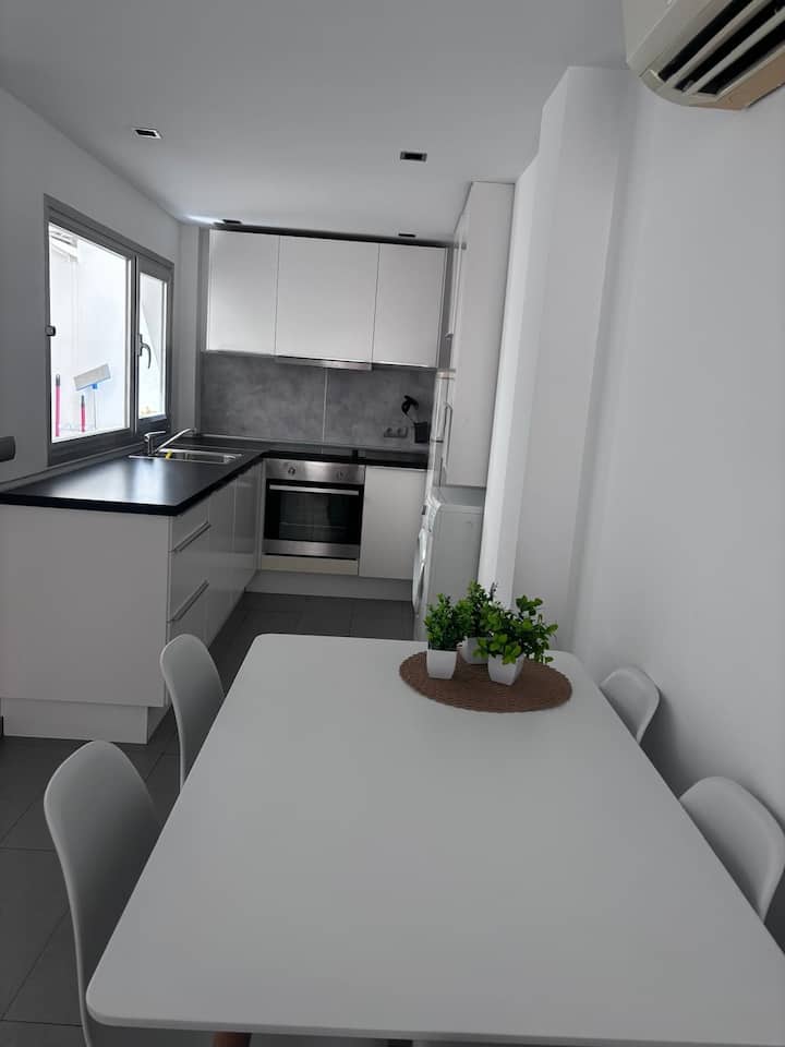 Apartamento A 200 M. De La Playa, En Pleno Centro. - Carboneras